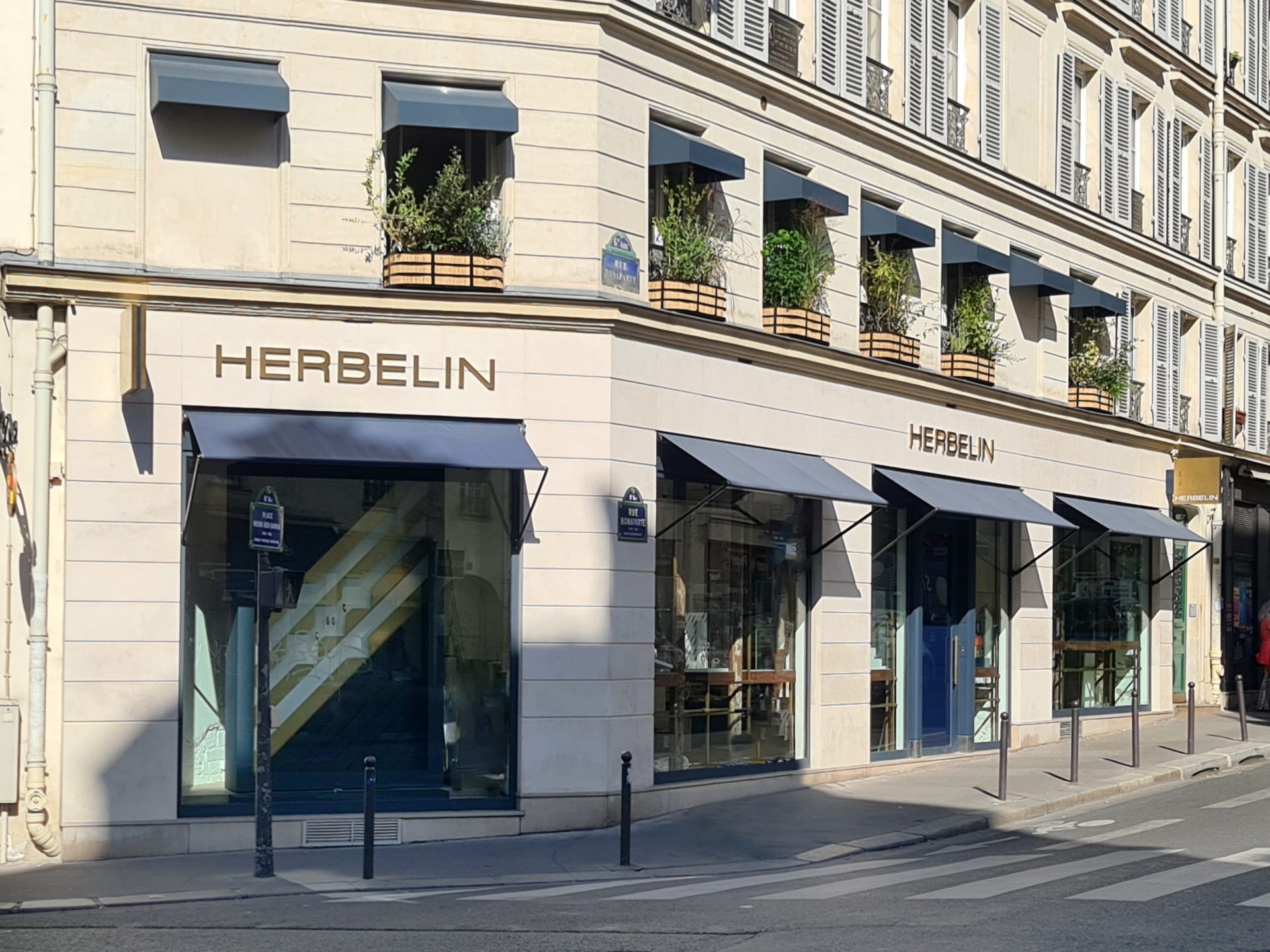 HERBELIN opens its first boutique